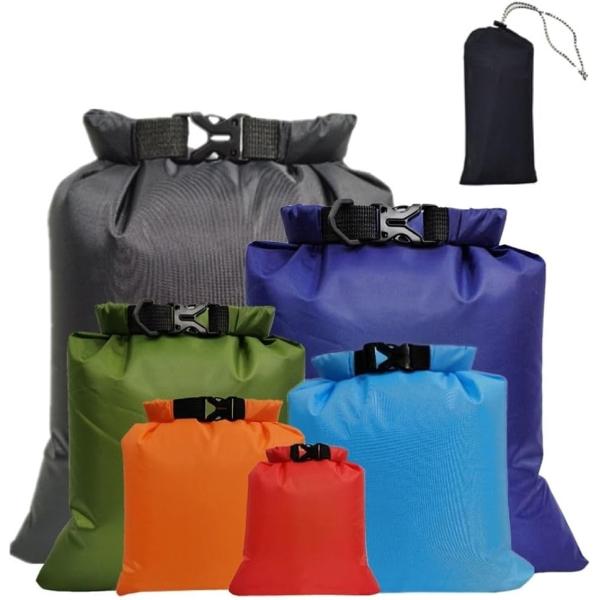 バリエーションコード : 2BJSTVCFO3「優れた防水性」 防水性に優れたアウトドア用収納バッグ6枚セットです。ロールトップデザインでしっかりと水をはじき、貴重な荷物を濡らす心配がありません。水着や濡れた衣類の収納などにもお使い頂けます...
