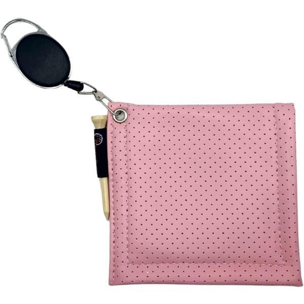 バリエーションコード : 2BJW9HYWTU・ラウンド中に素早く使用できるカラビナ付きのボールクリーナーです。クラブフェースにも使用でき、ラウンド中に重宝するアイテムです。・コンパクトで、ラウンド中の使用に最適です。・タオル部分で拭くだけ...