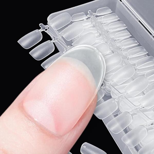 バリエーションコード : 2BJDLYL3FU・COLORBIRD 超薄型 ネイルチップ クリア サンディング済み 300ピースセット。自然な仕上がりを手軽に。「自然なフィット感で指先を彩る」超薄型後端部（0.2mm）で自然なフィット感を実...