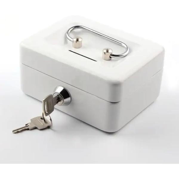 バリエーションコード : 2BJXQ3QHV9スチール製の手提げ型ミニ金庫です。取り外し可能なトレー付きで、小銭や小物の整理整頓に役立ちます。小銭の投入口がついているので、貯金箱や投票箱として使えます。取っ手付きで持ち運びにも便利です。鍵付...