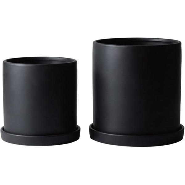 バリエーションコード : 2BR006DNQS空間にすっと溶け込む、マットカラー仕上げの陶器製プランター。無駄を省いた円筒型デザインは、観葉植物や多肉植物の存在感を引き立て、置くだけでインテリア全体を整った印象に導きます。室内用の鉢として、...