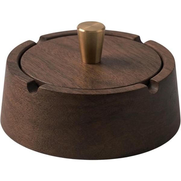バリエーションコード : 2BR1U9CVWU「インテリアに馴染む上質木製灰皿」天然木の温もりと真鍮の輝きが調和した、大人のための蓋付き木製灰皿。リビング・書斎・オフィス・テラスなど、どんな空間にも自然に溶け込むシンプルで洗練されたデザイン...