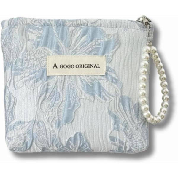 バリエーションコード : 2BR2P3XFXW「上品刺繍デザイン」 立体感のあるジャガード織の花柄刺繍が目を引く、上品さと大人の可愛らしさを兼ね備えた化粧ポーチ。光の角度でほのかに艶めく質感が高見えし、普段使いから外出先まで女性らしい印象を...