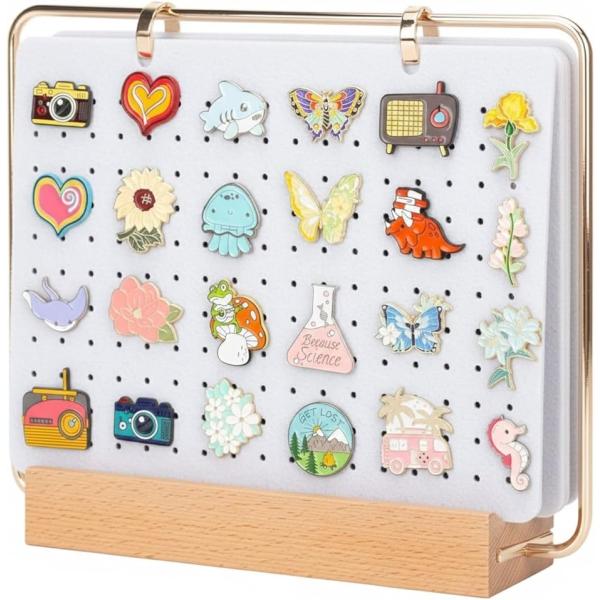 バリエーションコード : 2BR6HKXCH6お気に入りのピンバッジを美しく飾ることができる大容量ピンバッジボード。しっかり収納できるバッジケースとして、イヤリングや小物の整理にも便利です。大切なコレクションをまとめて収納できるピンバッジケ...