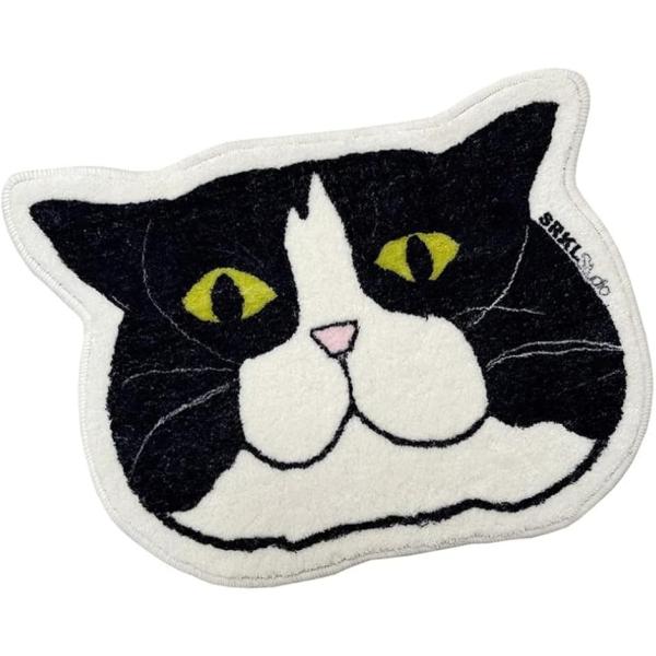 バリエーションコード : 2BR8LY6R23「玄関や室内を明るくする猫フェイス」玄関や室内に敷くだけで、猫の表情が空間に優しい雰囲気を与えるおしゃれでかわいい猫柄マットです。ハチワレ猫のゆるいタッチが特徴で、猫好きの方はもちろん、インテリ...