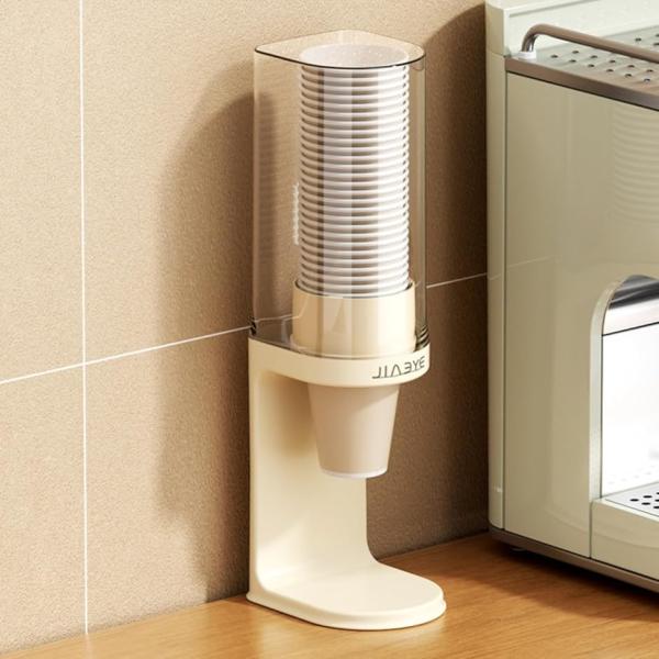 バリエーションコード : 2BR8Q51DNV「年間2，600個出荷。底から1個ずつ取り出せる透明カップディスペンサー」独自の底部排出構造により、ワンタッチで紙コップを1個ずつスムーズに取り出し可能。重なって複数枚落ちる心配がなく、忙しいオ...