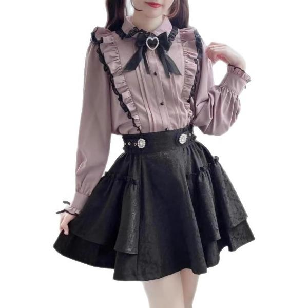 バリエーションコード : 2BR9YG1K1D地雷系ファッションを即座に完成させる、大きなリボンとフリルがたっぷりあしらわれたレディース用セットアップです。甘さと闇っぽさを絶妙なバランスでミックスしたデザインは、推し活などの特別な日に誰より...