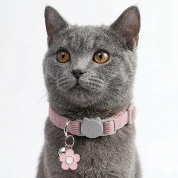 バリエーションコード : 2BRCCRPKSU「かわいくてやさしいコーデュロイ猫首輪」 ふんわりとしたコーデュロイ素材を使用した、かわいい猫用首輪です。猫顔バックルとお花チャームが首元をやさしく彩り、毎日の暮らしをよりかわいく演出します。軽...