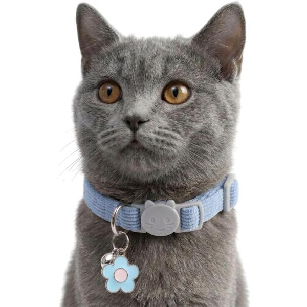 バリエーションコード : 2BRCCRPKSU「かわいくてやさしいコーデュロイ猫首輪」 ふんわりとしたコーデュロイ素材を使用した、かわいい猫用首輪です。猫顔バックルとお花チャームが首元をやさしく彩り、毎日の暮らしをよりかわいく演出します。軽...