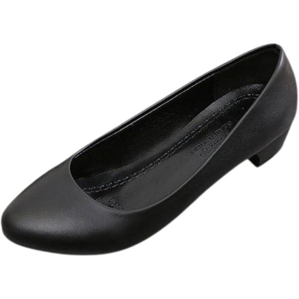 バリエーションコード : 2BUPK2O18S「疲れにくい 1cm ローヒールと静音設計」体重移動が自然に決まる 1cm ローヒールは、姿勢が安定しやすく、ふくらはぎや足裏への負担を軽減。低反発クッションのインソールが着地衝撃を分散し、長時...