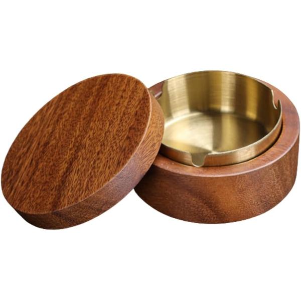 高級感溢れる蓋付きの木の灰皿です。和風な雰囲気がお部屋を彩ってくれます。インテリアとしてもgood。邪魔にならないシンプルなデザインなので、和室はもちろん、リビングでもオフィスでも場面を選ばずご使用いただけます。愛煙家の友人、上司や父の日の...