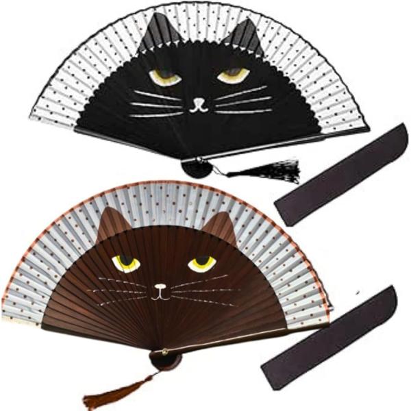 バリエーションコード : 2BUKYQ4Q93「愛らしい黒猫＆茶猫デザインで夏を彩る」黒猫と青猫のキュートなデザインが施されたシルク扇子は、猫好きの心を掴む特別なアイテムです。花火大会や夏祭りで周りの視線を集めながら、涼しげな風を楽しめます...