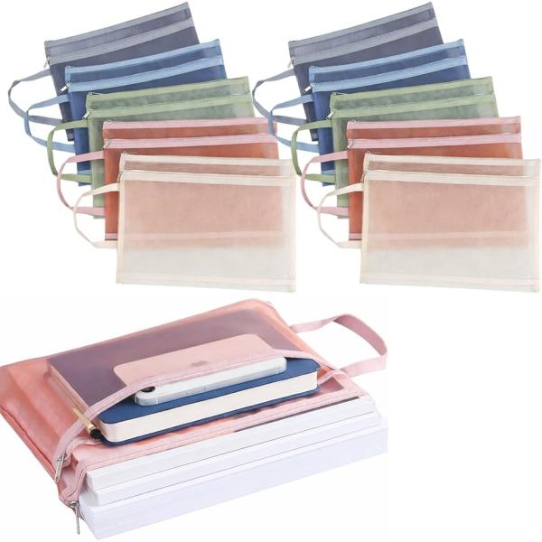 バリエーションコード : 2BRKDCJTI2書類整理を、もっとスマートに。A4サイズ対応の2層式ナイロンメッシュファイルバッグです。前後2ポケット仕様により「分けて・見つけて・すぐ使える」書類・ノート・小物を用途別に整理可能。バッグの中で...