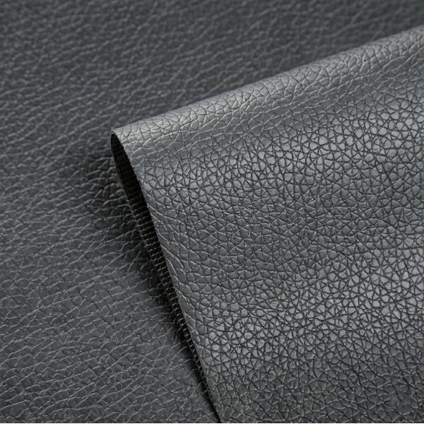 バリエーションコード : 2BRL6XI6P9「貼るだけ簡単施工・ライチ柄の本格質感」裏面の剥離紙を剥がしてペタッと貼るだけのシンプル施工で、特別な道具や下地処理は不要。ハサミと本品があれば誰でもすぐに補修作業ができます。表面はライチ柄(立...