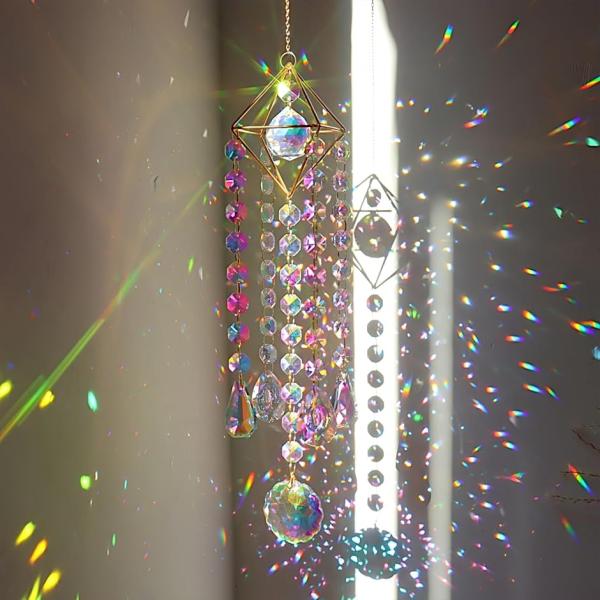 バリエーションコード : 2BRQ0T6T6Y「窓辺に虹を運ぶサンキャッチャー」 窓辺に吊り下げるだけで、光を受けたクリスタルパーツが七色のプリズムを生み出し、空間を華やかに彩るサンキャッチャーです。繊細なきらめきと縦長の美しいシルエットが...