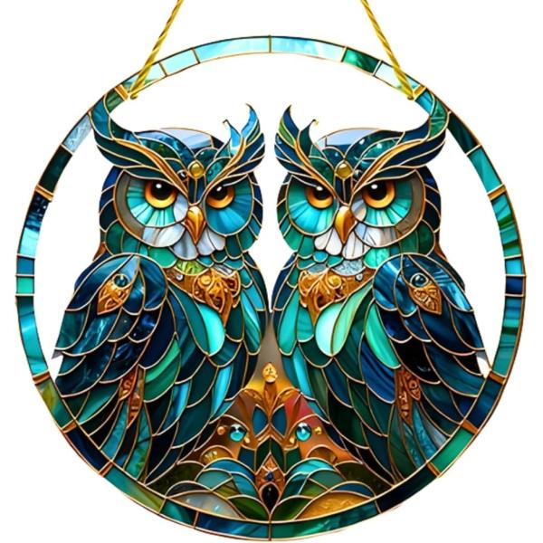 バリエーションコード : 2BRQ1T5P0G「光が躍るステンドグラス調」 太陽の光を美しく透過する高品質アクリルを採用し、まるで本物のステンドグラスのような輝きでお部屋を彩ります「幸せを呼ぶ鳥のデザイン」 知恵の象徴「ふくろう」と、幸運を...