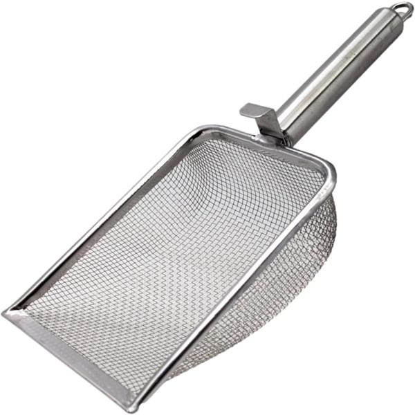 バリエーションコード : 2BRRR1DOFI「猫砂に合わせて選ぶ、フック付きステンレススコップ」コンスタントに行わなければいけない猫トイレのお掃除。短時間で効率よく済ませたいですよね。砂の種類に合わせて選べる2種類の網目、ガバッと一気にす...