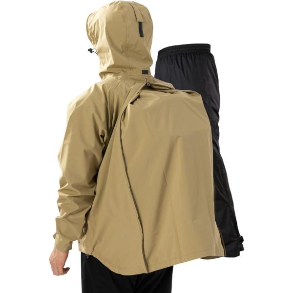 バリエーションコード : 2BU240TU9D「リュックがそのまま入るレインウェア」 通勤や通学で使える便利なリュック対応レインウェアの上下セットです。背負ったリュックの上から着られ、背面ファスナーでスマートに調整可能。上下セットで高コスパ...