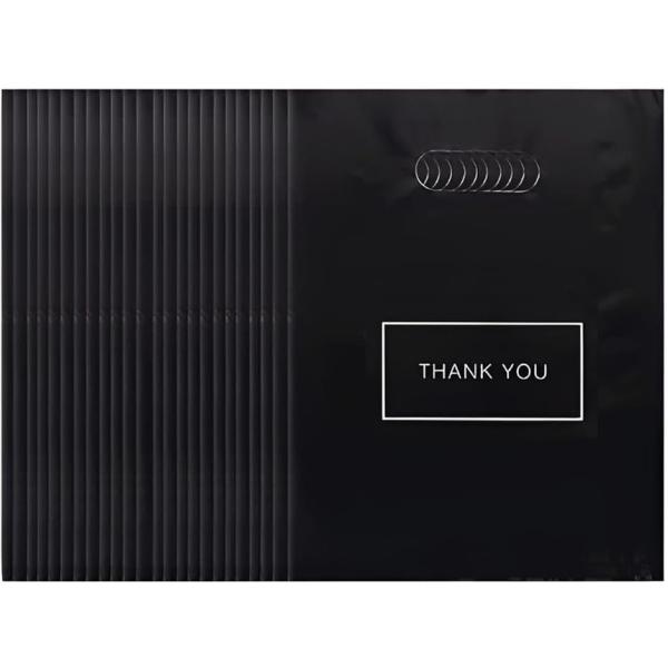 バリエーションコード : 2BRVO2JLYC手提げ袋一つで、受け取る側の印象は大きく変わります。落ち着いた黒地にホワイトのフレームロゴが映えるデザインは、フリマアプリの発送やハンドメイド作品の梱包に便利です。ビニール袋特有の質感を抑え、渡...