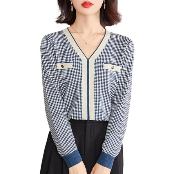 バリエーションコード : 2BJD159K3Y「知的で端正なニットトップス」 トラッドなチェック模様が軽やかにモード感を醸し出すー。クラシックで上品なVネックのチェック模様ニットに、胸元のゴールドがアクセントになって。新しい季節を呼ぶ肌触り...