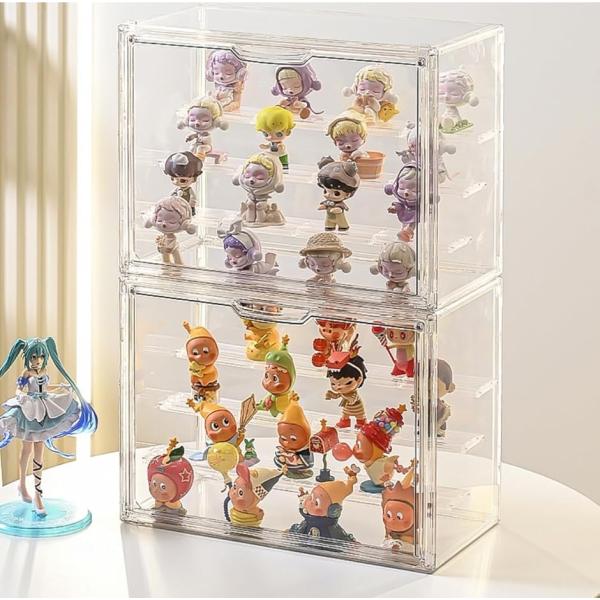 「フィギュアケース商品詳細」サイズ：幅36x奥行17.7x高さ27cm。仕切り付き、最大4段まで使える。仕切りを外せば高さ35cmまでのフィギュアを収納できます。「積み重ね可能」上部に積み重ね用の凹部設計で 、安定して重ねられます、 四隅フ...