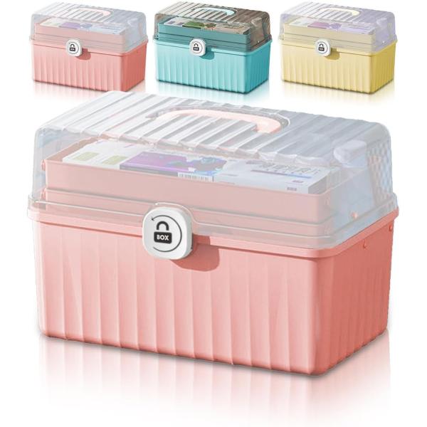 バリエーションコード : 2BU0DTO1DG「ポップで可愛い薬箱」 ブルー・ピンク・イエローの明るく可愛いカラーが目を引く薬箱。おしゃれで見せ置きもできるデザインは、子供部屋やリビングにもぴったり。白いロック部分にはRIMINAのロゴ入り...