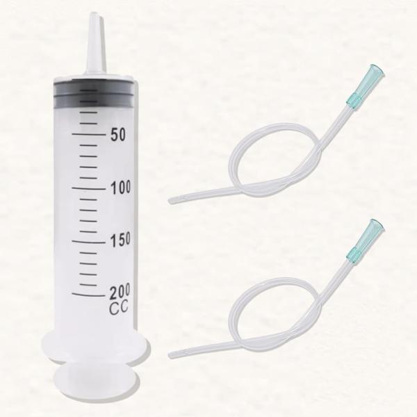 バリエーションコード : 2BU1H84IR4「用途いろいろ。これ1本で大活躍」弱った小動物へのミルクやエサの給餌、植物の水やり、車・バイクのオイル注入、ブレーキ液交換、配管のエア抜き作業など、幅広いシーンで使えるシリンジです。「視認性の高...