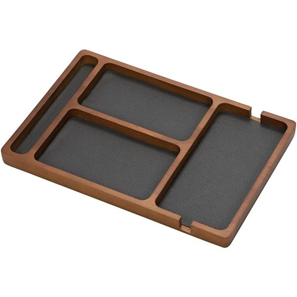 バリエーションコード : 2BU1YKSV83木製フレームとPUレザーを組み合わせた上質な卓上トレー。スマホ置きやペンホルダー、小物入れやアクセサリートレイとして活躍。デスクや玄関、ベッドサイドで財布・鍵・時計をスマートに収納できます。