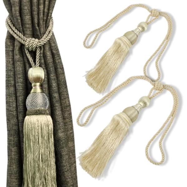 バリエーションコード : 2BU26S3L2N「上質感漂うカーテンタッセル」 重厚感と華やかさを兼ね備えたカーテンタッセルは、高級感あるロープと美しい房飾りが魅力。シンプルなカーテンに装飾性を加え、インテリア全体の格を上げてくれる上質なアイ...