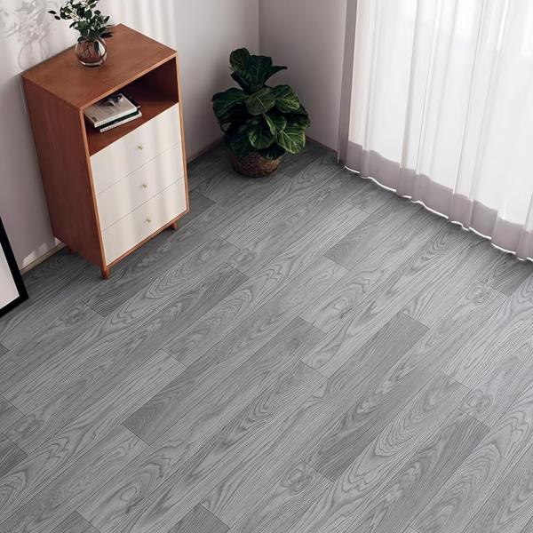 バリエーションコード : 2BR0I49C91「サイズ」江戸間6畳（幅：1mx長さ：10mx厚さ：2.4mm）・グレー木目（両面テープをプレゼントします。）「リアルな木目調で、お部屋に温もりを」本物の木のような質感を再現した、美しいグレーカ...