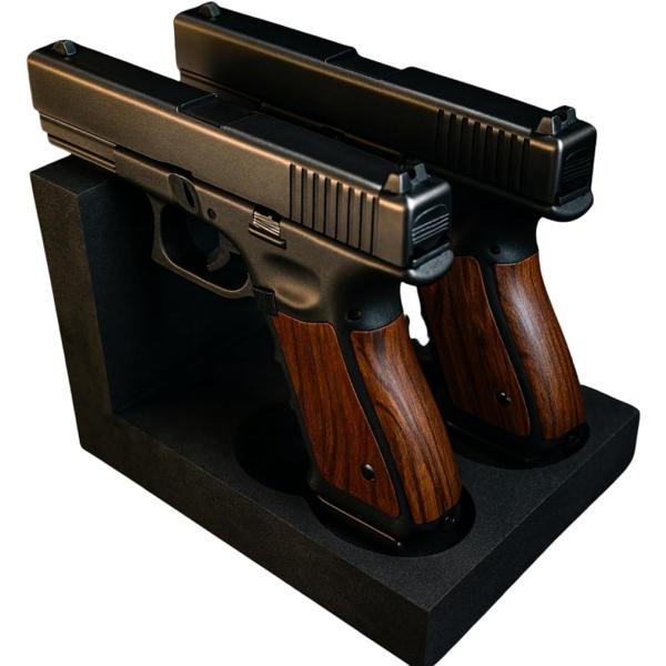 バリエーションコード : 2BU3N6I8Y5「スマートな整理が可能、保管と美観の両立」3丁のハンドガンを立てて保管できる構造。必要な時にすぐ手に取れるので、選びやすく整頓にも便利。「傷や衝撃からしっかり保護」EVAフォーム素材を使用し、銃...