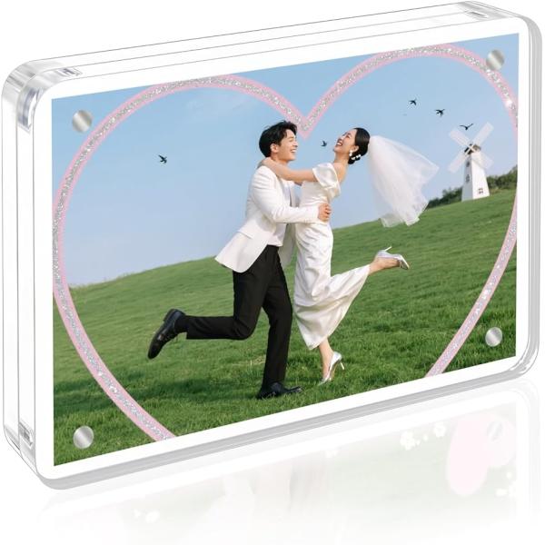 「強力な磁石式」2枚の厚さ10ｍｍのアクリル板にマグネット磁石を打ち込み、それぞれアクリル板にあるマグネットを吸着することでセットアップ完了、縦＆横どちらでもご利用できます。アクリルフォトフレームはサイドを無くし、写真の全貌を展示、贈り物に...