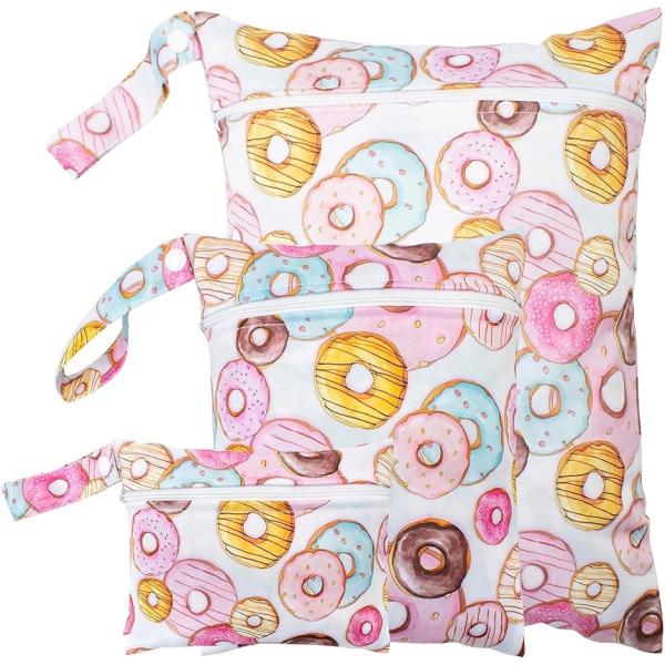 バリエーションコード : 2BU1F8G1JG「使いやすい3サイズセット」 本商品はS・M・Lの3サイズ入りで、用途に応じておむつ・着替え・濡れたタオルなどを使い分けて収納可能。スナップ付きで、ベビーカーやバッグに固定でき、外出時の持ち運び...