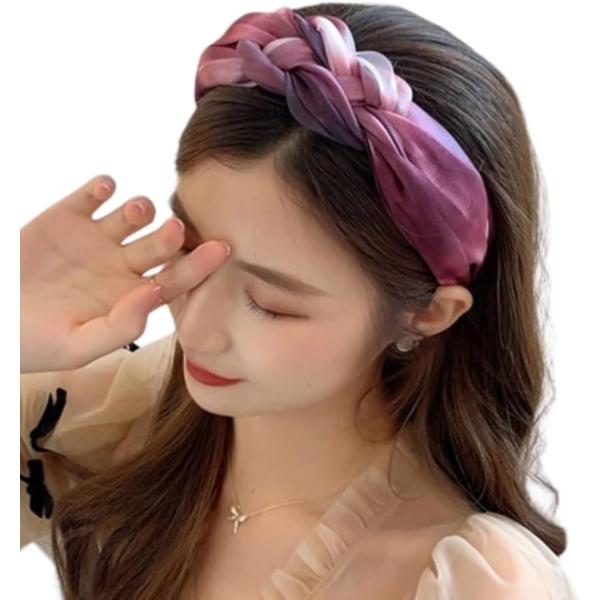 バリエーションコード : 2BU45Q8D5P立体感ある編み込みデザイン ? 5本のサテンリボンをねじったツイスト編み込みが、簡単にこなれ感を演出します。幅広4cmでしっかりホールド ? 太め設計により薄毛カバー＆アレンジ補強。ボリュームア...