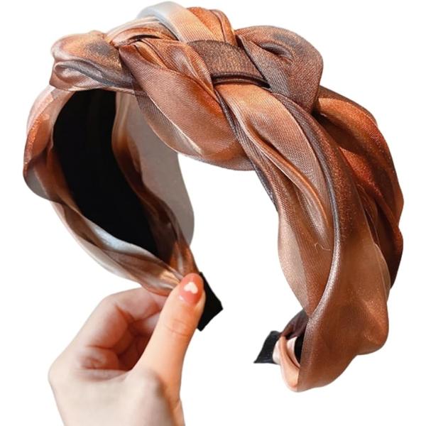 バリエーションコード : 2BU45Q8D5P立体感ある編み込みデザイン ? 5本のサテンリボンをねじったツイスト編み込みが、簡単にこなれ感を演出します。幅広4cmでしっかりホールド ? 太め設計により薄毛カバー＆アレンジ補強。ボリュームア...
