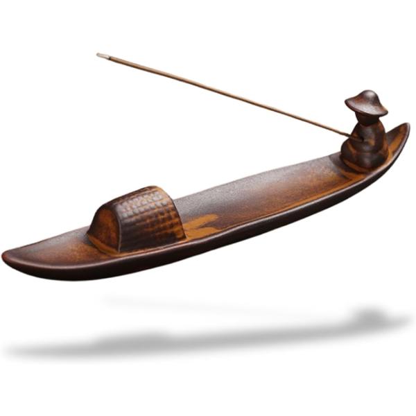 バリエーションコード : 2BU45SQPVK「釣り人が香りを釣る、遊び心あるデザイン」情緒あふれる横置き型のお香立て。線香を斜めに差すと、まるで釣りをしているような愛らしい姿に。笹舟型のフォルムが、和の風情とユーモアを添えます。「日常に溶...