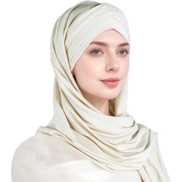 バリエーションコード : 2B9IHDRTNJ「美しいヒジャブ」額がV字になったデザインで顔周りをすっきりと見せてくれます。布をたっぷりと使っているので動くたびに美しくドレープが揺れます。ロングサイズのヒジャブなので慣れていない人でも簡単に...