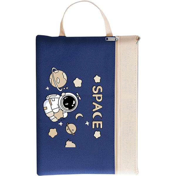 バリエーションコード : 2B25I2T6Q9サイズ（約）:縦27cm x 横36cm 丈夫で軽量、意外に嬉しい大きめのファスナーポケットも付いています。A４サイズの教材収納出来ちゃいます。コンパクトに畳めることも可能です。予備用としてラン...