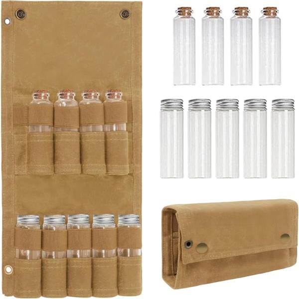 バリエーションコード : 2BU6WGXDD2キャンプやアウトドアでのお料理に。スパイス収納ポーチ（9本収納・ボトル付き）です。スパイスや調味料をコンパクトに収納でき、キャンプやBBQ、ハイキングなどのシーンで大活躍。「コンパクトで持ち運び...