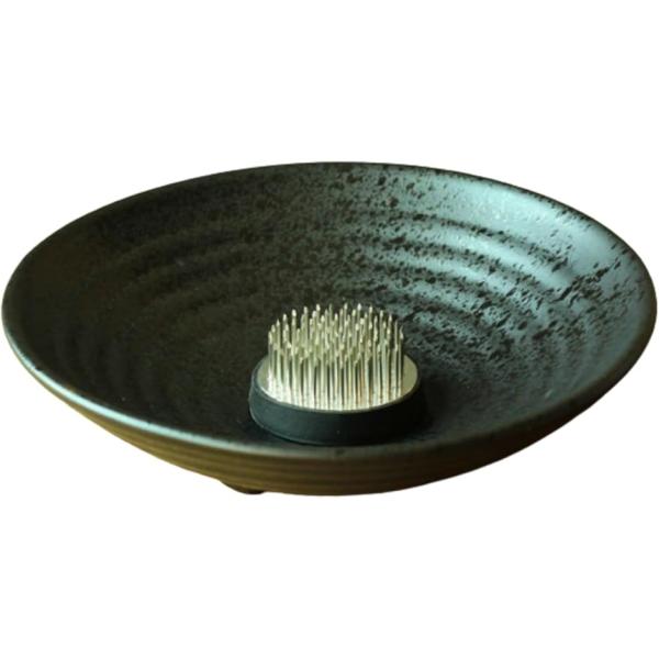 バリエーションコード : 2BU8RPTU54「花道の稽古や展示」伝統的な生け花の練習や展示に。そのほかリビングや玄関など、自宅での花のディスプレイに。特別なイベントでの花飾りに最適です。?「伝統的なデザイン」鋏山形状の花器で、??日本の伝...