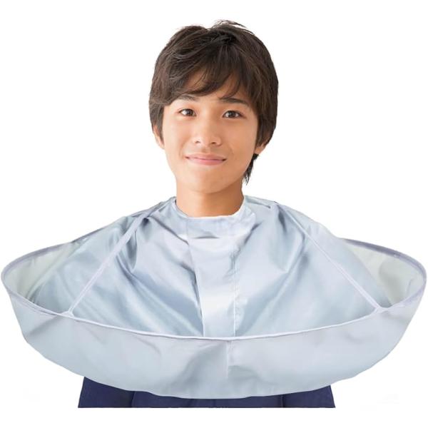 バリエーションコード : 2BU9432Q1G「セット内容」散髪用ケープです。子供にもちょうどいい。散髪用ケープ（ヘアーエプロン）は防水対応。直径60cmの大きいサイズで溝が深く髪をキャッチ、室内でカットしても散らかりにくい。首元はテープ付...