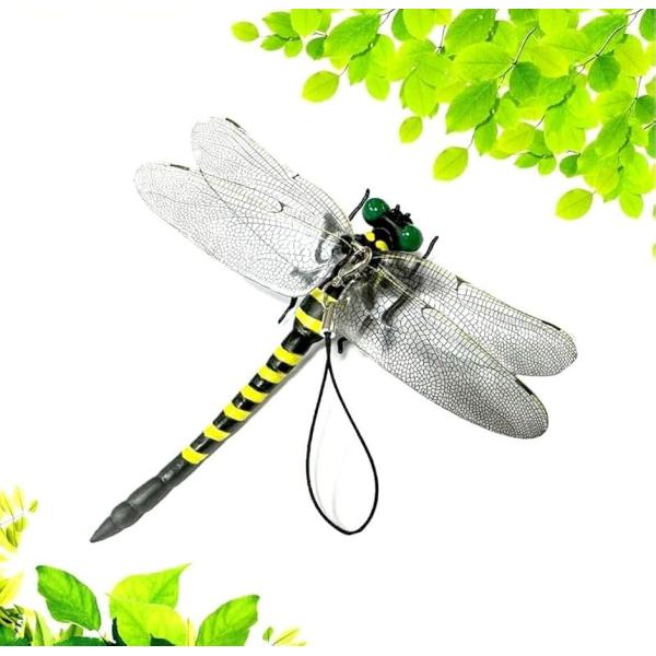 リアルな外観：精巧な翅の透明感、体の縞模様、グリーンの複眼まで細部にこだわった本物そっくりのトンボ模型ですコンパクトサイズ：全長12.6cmx幅16cmの手のひらサイズで、重さわずか15gの軽量設計です簡単取り付け：付属のストラップで帽子、...