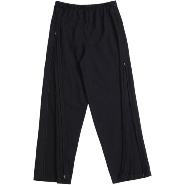 バリエーションコード : 2BUCG3XSDL着脱がしやすいフルオープン設計で、寝たきりの方や介助が必要な方でも快適に使用でき、介護の時間をより効率的にします。前から裾まで大きく開くファスナー仕様で、着替えやおむつ交換がスムーズに行え、介護...