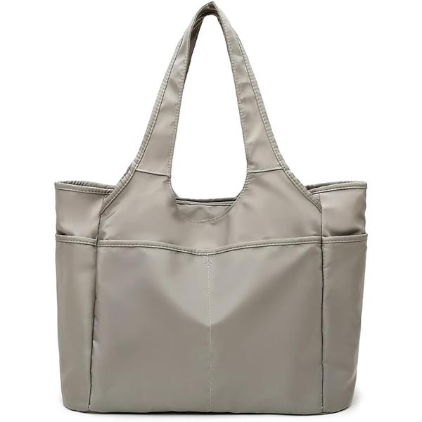 バリエーションコード : 2BUCYXWUTNデイリーユースに最適な、機能性とデザイン性を兼ね備えたナイロントートバッグ。軽量ながらたっぷり収納できる大容量設計で、毎日の必需品をすっきり整理できます。「大容量収納」幅42cm x 高さ30c...