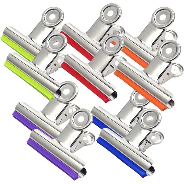 バリエーションコード : 2B92XYJ8OL「 強力なホールド力 」ゴム付きの特大クリップ5個セットです。ゴム付きで滑りにくく、強力にホールド。しっかりと袋や書類を挟み、日常生活で役立つ便利グッズです。「 多用途に対応 」袋止めやキッチン...