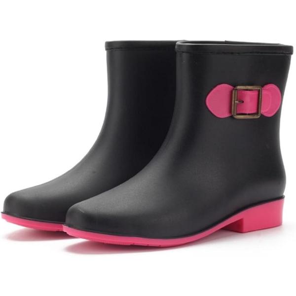 バリエーションコード : 2BUF0XHV52「シンプルでおしゃれなデザイン」 雨の日だけでなく、普段使いにも適したシンプルなデザインのレインシューズです。無地で洗練されたデザインなので、カジュアルからフォーマルまで幅広いコーディネートに合...