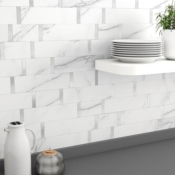 バリエーションコード : 2BUFLIXJUPこれらのつや消しの大理石調の地下鉄のタイルのシー裏面の?離紙をはがしてペタッと貼るだけ。シールタイプのタイルなので、DIY初心者の方でも簡単に施工できます。時間とコストを節約各シートモザイクタイ...