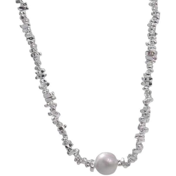 「上品なパールデザインのシルバーネックレス」洗練されたシルバーカラーのチェーンに、上品なホワイトのフェイクパールをあしらったネックレス。シンプルながらも存在感のあるデザインで、顔周りを明るく魅せてくれます。1cmのパールが程よいボリュームを...