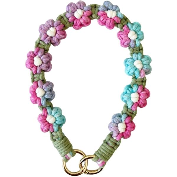 バリエーションコード : 2BULLYON34「手編みで咲く小さな花々」 やさしい色合いの糸で一つひとつ丁寧に編み上げたお花モチーフ。ふんわりとした立体感が、ナチュラルな可愛さを引き立てます。「世界にひとつのグラデーション」 糸の染まり方に...