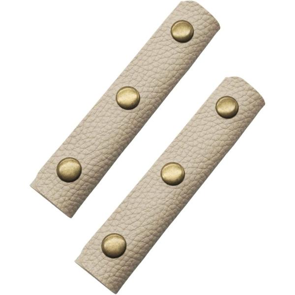 バリエーションコード : 2BUGW8QCOD高品質PUレザーを使用した持ち手カバーは、約13cmx9cmの程よいサイズで、さまざまなバッグのハンドルにフィット。3つのスナップボタンでしっかり固定でき、簡単に着脱可能です。手に馴染む柔らかな...